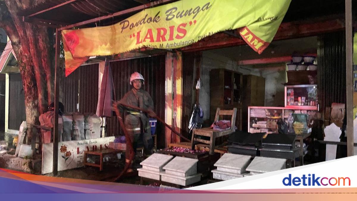 Toko Bunga di Randusari Semarang Terbakar