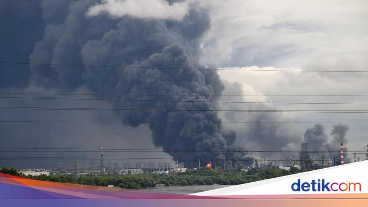 Kilang Minyak Rusia Terbakar Dihantam Serangan Terbesar Ukraina - Topikini