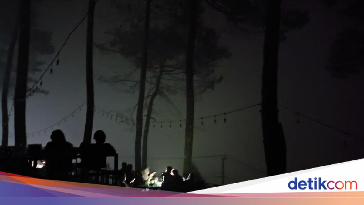 Jauh-jauh ke Kuningan, Wisatawan Bekasi Kebagian Ngopi dalam Gelap