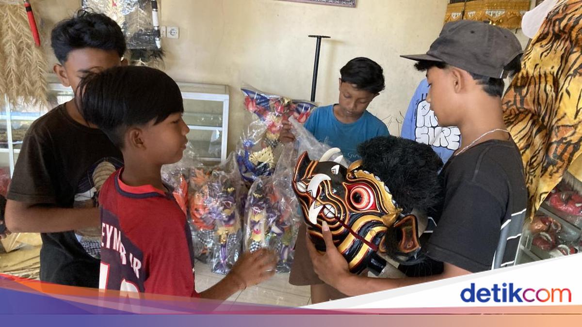Melihat Anak-anak di Klungkung Berburu Tapel Barong untuk Ngelawang