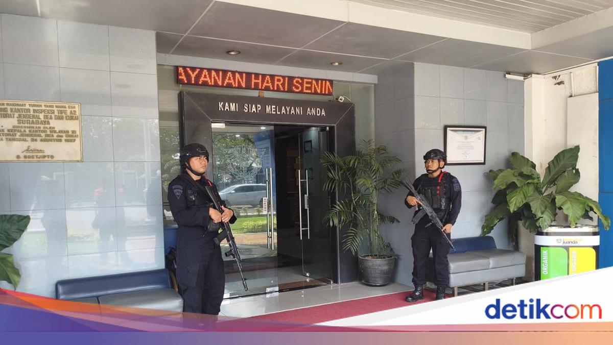 Penggeledahan Bea Cukai Juanda Dijaga Ketat Brimob