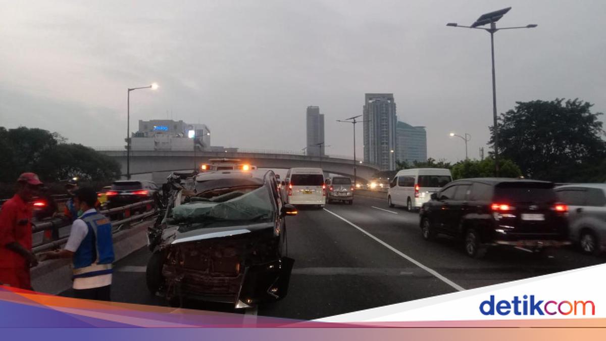 Alphard Ringsek Tabrak Bokong Truk gegara Asap Knalpot Truk Ngebul
