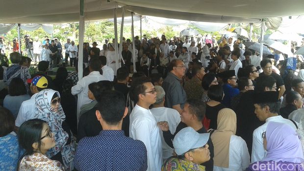 Adnan Buyung Dimakamkan Upacara Militer Dipimpin Darmin Nasution