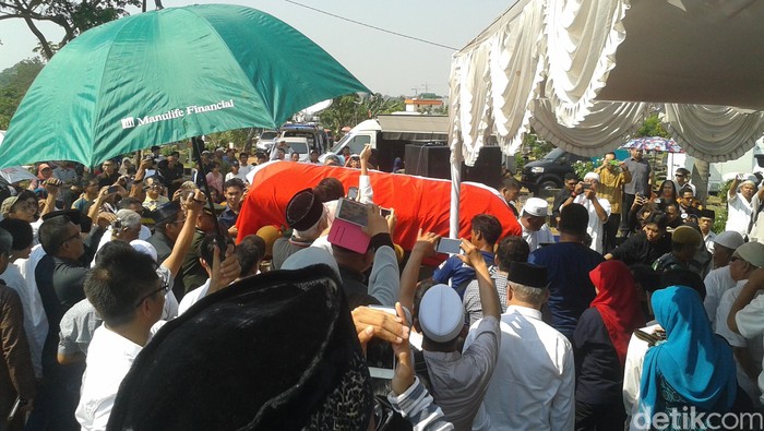 Adnan Buyung Dimakamkan Upacara Militer Dipimpin Darmin Nasution