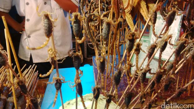 Sensasi Kuliner Ekstrem di Beijing, Sate Bintang Laut dan Kalajengking