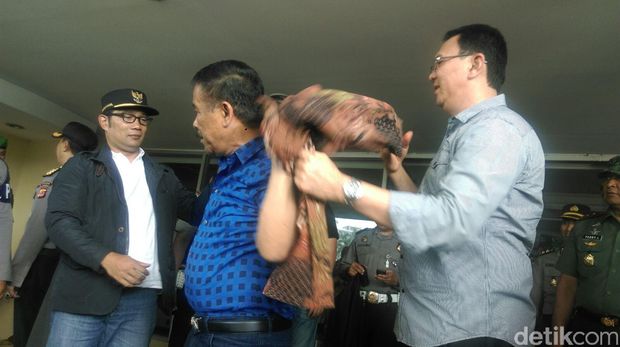 Ahok Beri Batik untuk Manajer Persib Sebagai Tanda Persahabatan