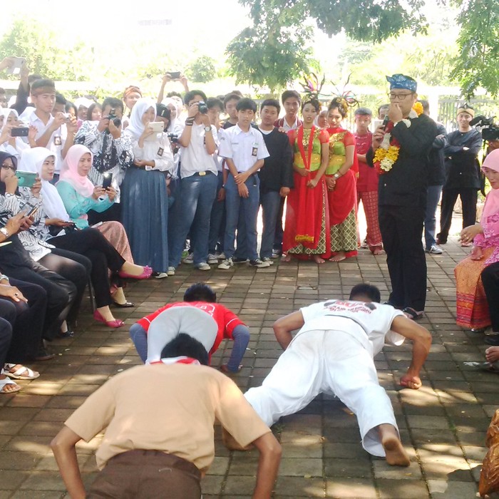 Berkunjung ke SMAN 27, Ridwan Kamil Tantang Siswa Push Up 50 Kali dan ... Berkunjung ke SMAN 27, Ridwan Kamil Tantang Siswa Push Up 50 Kali dan ...