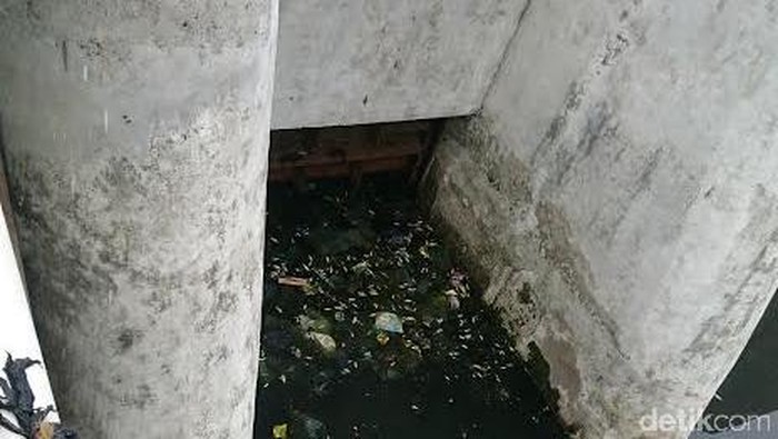Sungai Epicentrum yang Bersih itu Kok Jadi Hitam dan Bau, Kenapa ya?