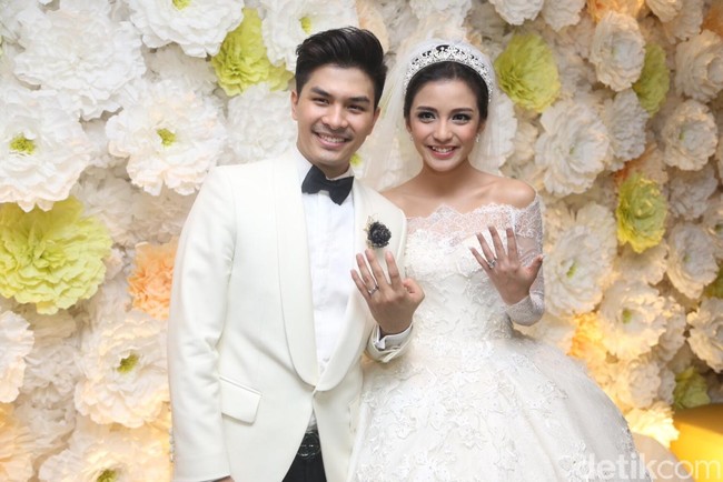10 Inspirasi Gaun Pengantin Artis Indonesia Karya Hian Tjen