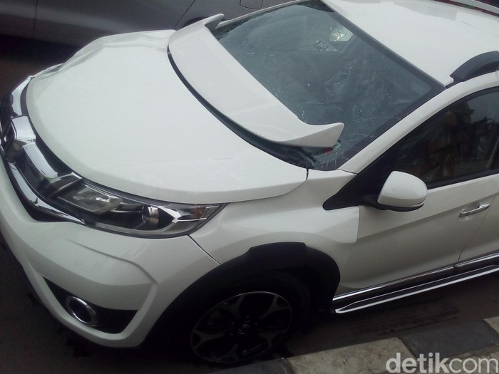 Tersangkut Kabel Listrik, Honda BR-V Terjatuh dari Truk Trailer Tersangkut Kabel Listrik, Honda BR-V Terjatuh dari Truk Trailer