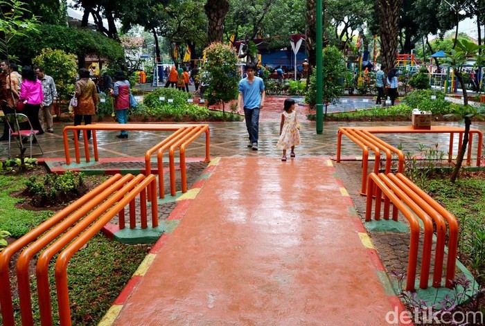 Anak-anak Bermain di RPTRA Amir Hamzah