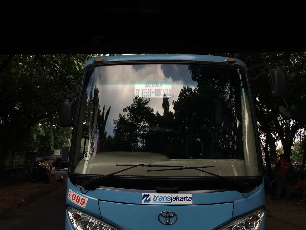 Penumpang KRL Antusias Jajal Bus Feeder TransJ di Stasiun Tebet Penumpang KRL Antusias Jajal Bus Feeder TransJ di Stasiun Tebet
