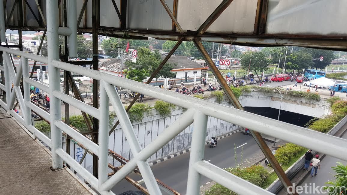 Mungkin ini Alasan Orang Indonesia Malas Naik Jembatan Penyeberangan Mungkin ini Alasan Orang Indonesia Malas Naik Jembatan Penyeberangan