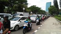 Demo di Depan Kemenkum, Lalin Macet Hingga Fly Over Kuningan