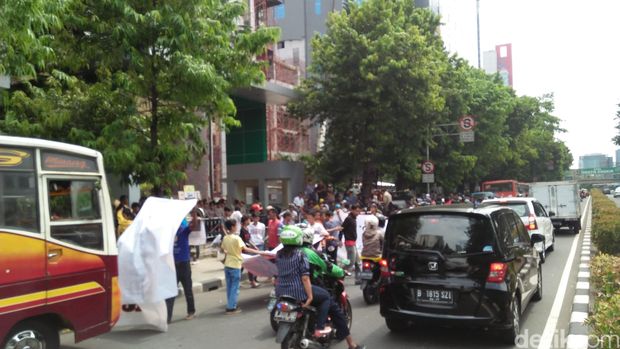 Demo di Depan Kemenkum, Lalin Macet Hingga Fly Over Kuningan