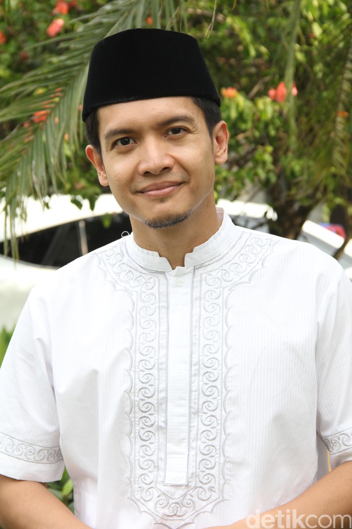 Dimas Seto Berbaju Koko Serba Putih