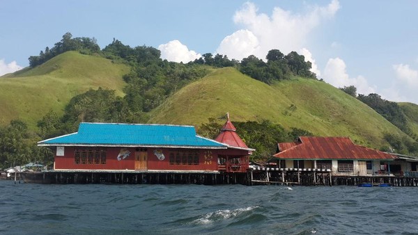 Penampakan Desa Terapung di Danau Sentani