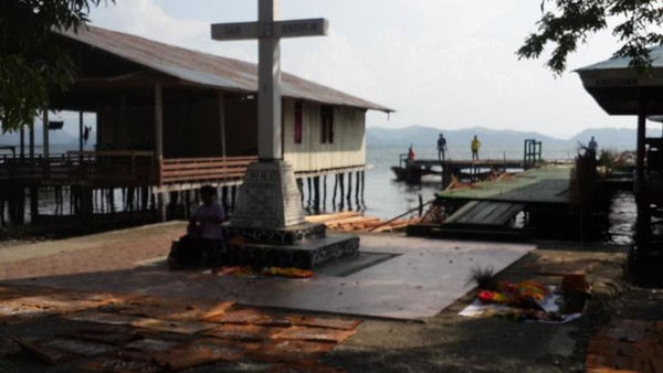 Penampakan Desa Terapung di Danau Sentani