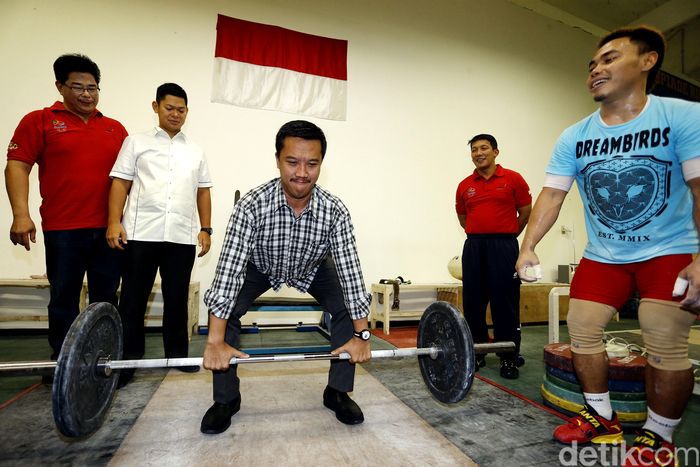 Begini Gaya Menpora Saat Angkat Barbel