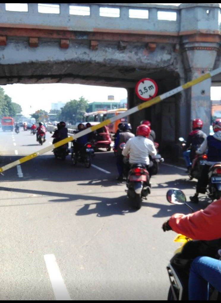 Portal Pembatas Ketinggian Kendaraan di Kolong Perlintasan KA Matraman ... Portal Pembatas Ketinggian Kendaraan di Kolong Perlintasan KA Matraman ...