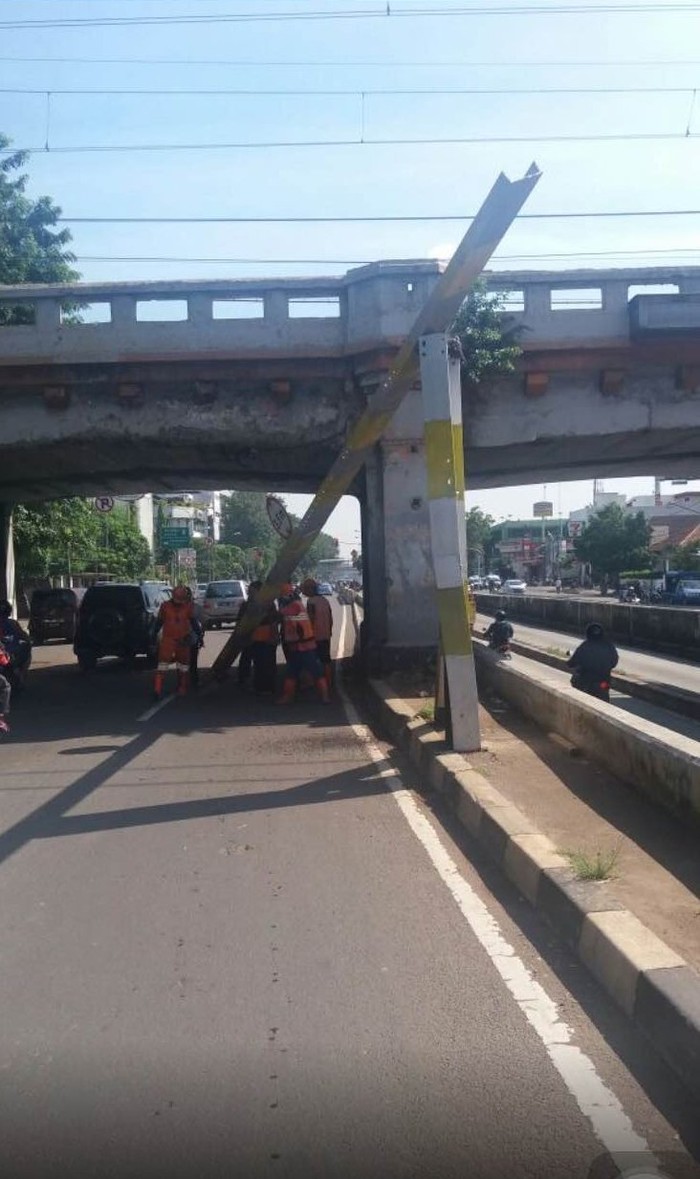 Portal Pembatas Ketinggian Kendaraan di Kolong Perlintasan KA Matraman ... Portal Pembatas Ketinggian Kendaraan di Kolong Perlintasan KA Matraman ...