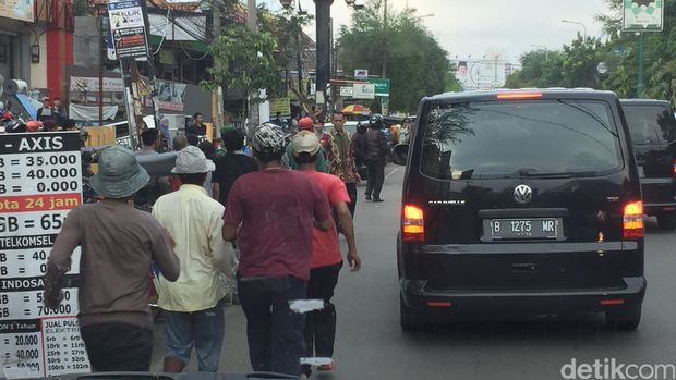 Saat Mobil Jokowi Berhenti Mendadak Karena Tukang Becak Saat Mobil Jokowi Berhenti Mendadak Karena Tukang Becak