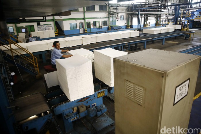 Melihat Produksi Kertas di Indah Kiat Pulp and Paper