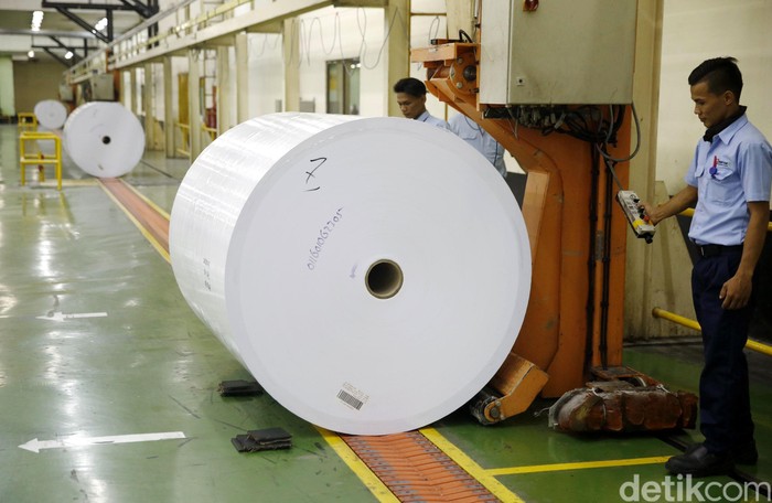 Melihat Produksi Kertas di Indah Kiat Pulp and Paper