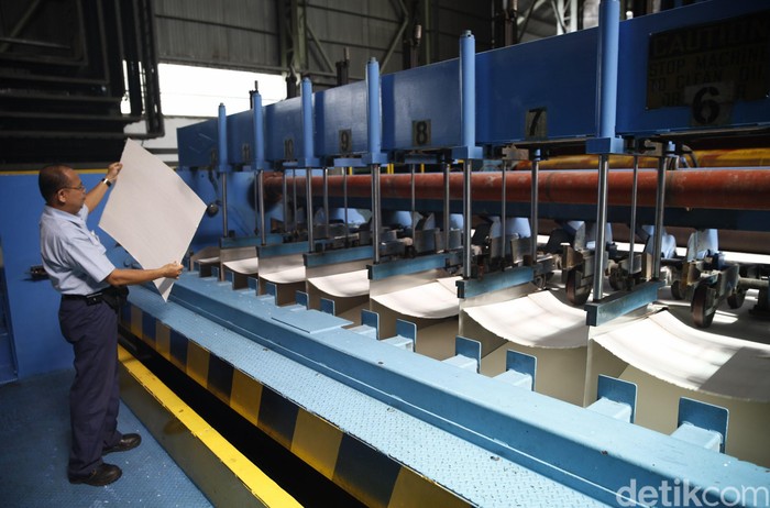 Melihat Produksi Kertas di Indah Kiat Pulp and Paper