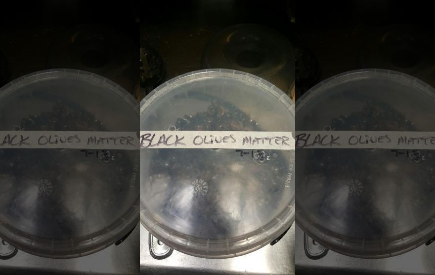 Pasang Tulisan 'Black Olives Matter', Restoran Ini Kebanjiran Order