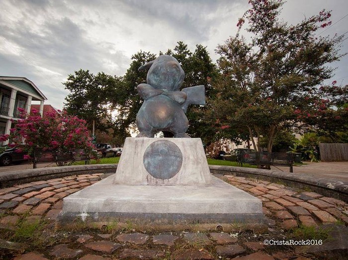 Patung Pikachu Tiba-tiba Muncul di Tengah Taman New Orleans