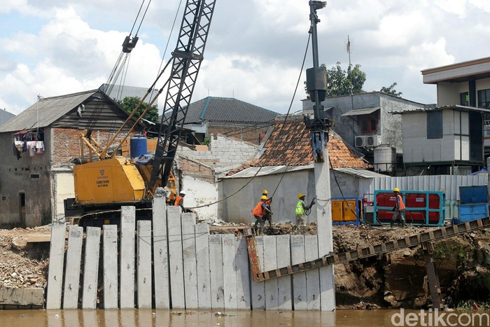 Pemasangan Turap Kali Ciliwung Dikebut