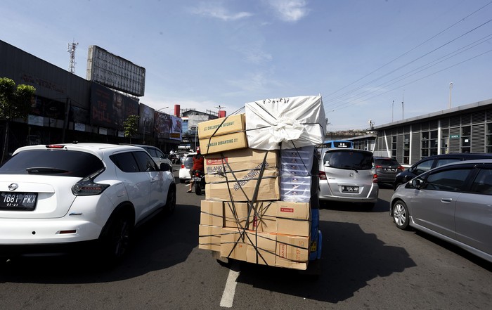 Bajaj Penuh Muatan Menerobos Kemacetan