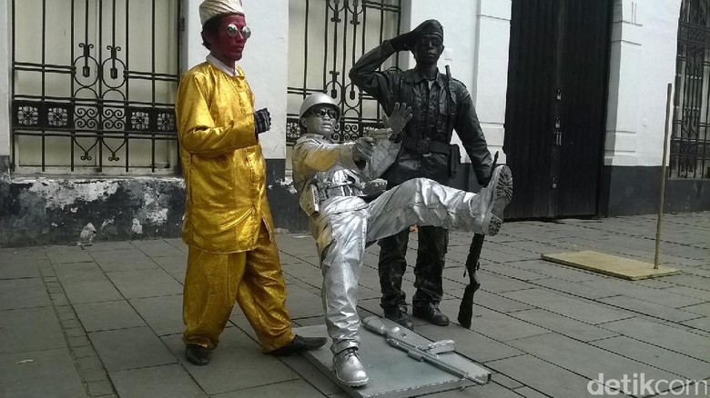 Melihat Tingkah Lucu Manusia Patung di Kota Tua Jakarta