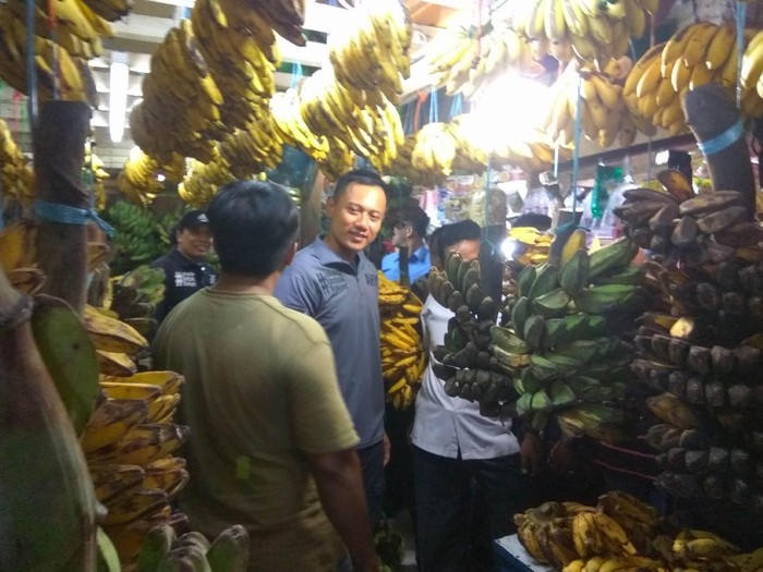 Sambil Borong Pisang, Agus Doakan Pedagang Pasar Anyar Bahari Sukses Sambil Borong Pisang, Agus Doakan Pedagang Pasar Anyar Bahari Sukses