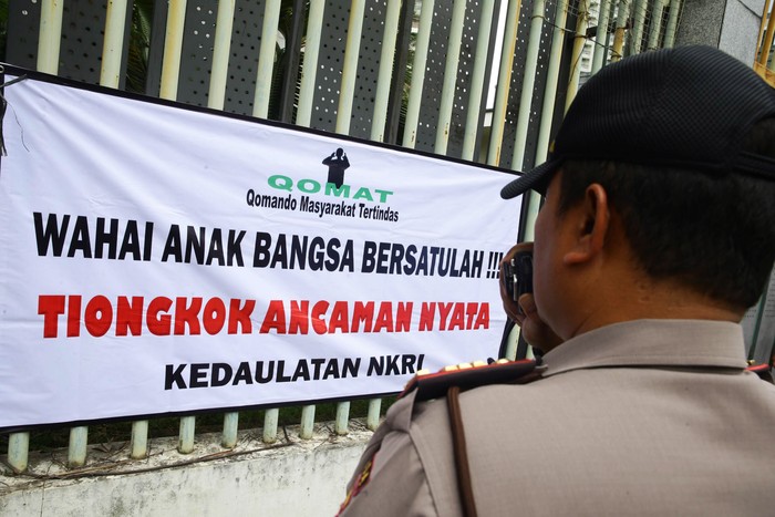 Puluhan Orang Demo di Depan Kedubes China Puluhan Orang Demo di Depan Kedubes China