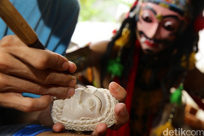 Mengintip Pembuatan Topeng Malangan