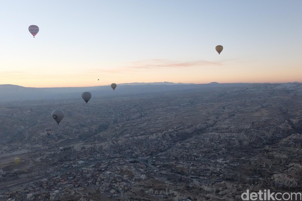 Sensasi Melayang di Langit Kota Batu Turki