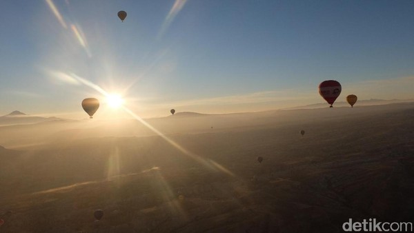 Sensasi Melayang di Langit Kota Batu Turki