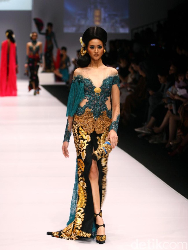 Foto: Koleksi Anne Avantie di Jakarta Fashion Week 2017