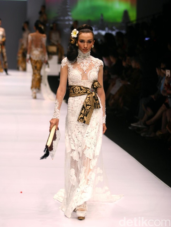 Foto: Koleksi Anne Avantie di Jakarta Fashion Week 2017