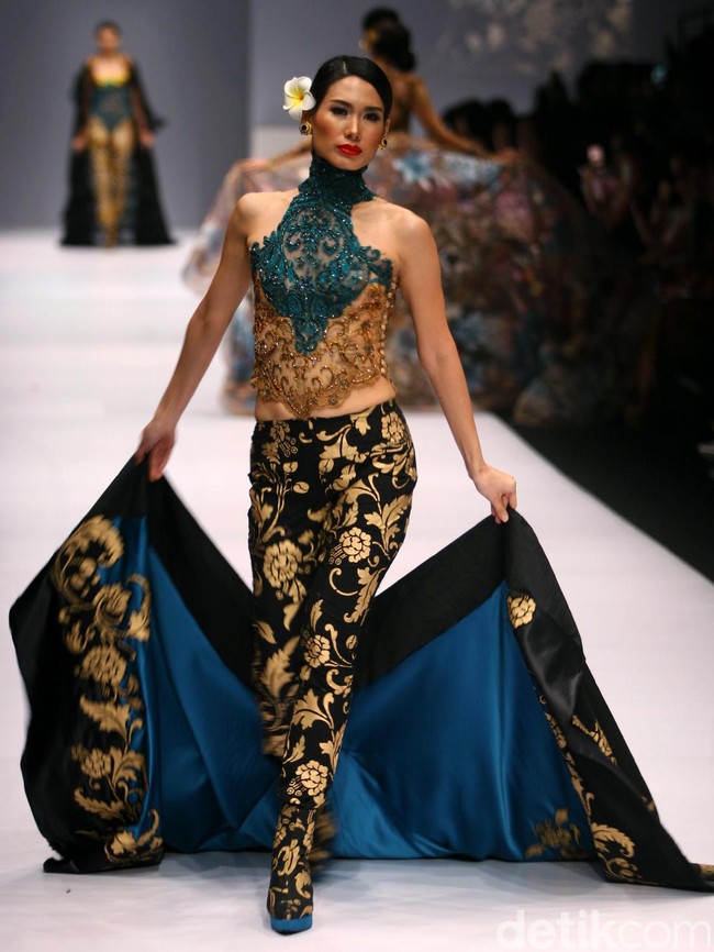 Foto: Koleksi Anne Avantie di Jakarta Fashion Week 2017