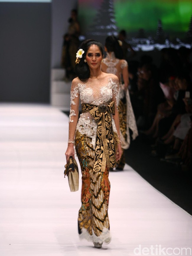 Foto: Koleksi Anne Avantie di Jakarta Fashion Week 2017