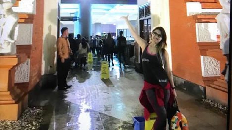 Gaya Seksi Maria Ozawa Saat Liburan ke Bali