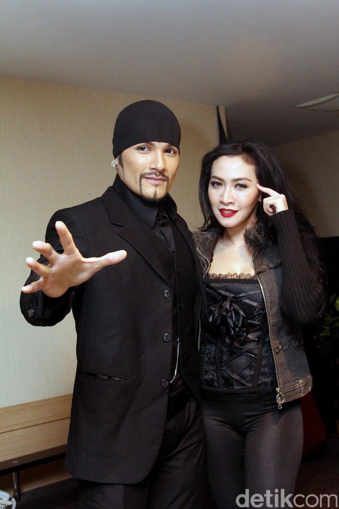 Jarang Tampil Berdua, Rommy Rafael dan Sang Istri Mesra Banget