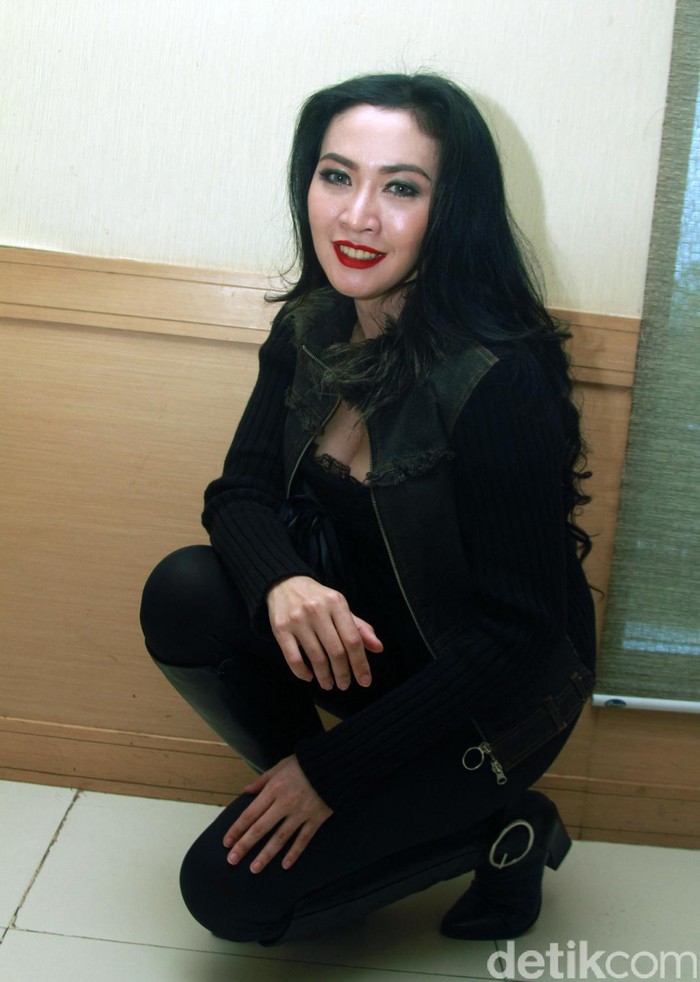 Pesona Istri Rommy Rafael dalam Busana Serba Hitam