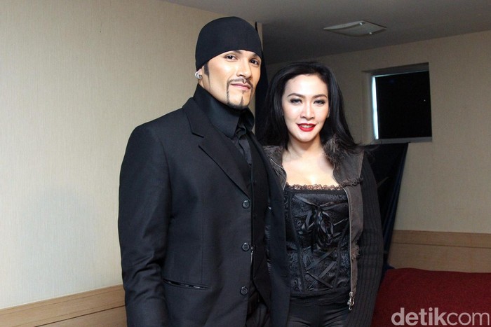 Jarang Tampil Berdua, Rommy Rafael dan Sang Istri Mesra Banget