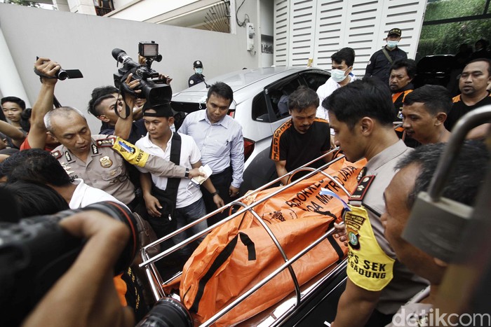Polisi Evakuasi Jenazah Korban Perampokan di Pulomas