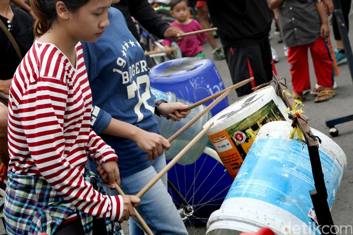 Uniknya Musik Perkusi dari Barang Bekas