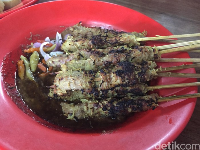 Enaknya Sate Kelopo Gurih Legendaris Sejak 75 Tahun Lalu di Surabaya